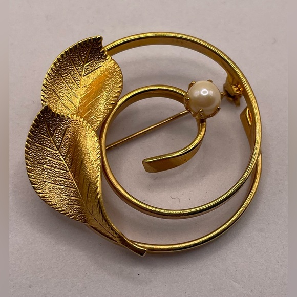 Vintage | Jewelry | Vintage Pearl Textured Gold Tone Leaves Open Design ...